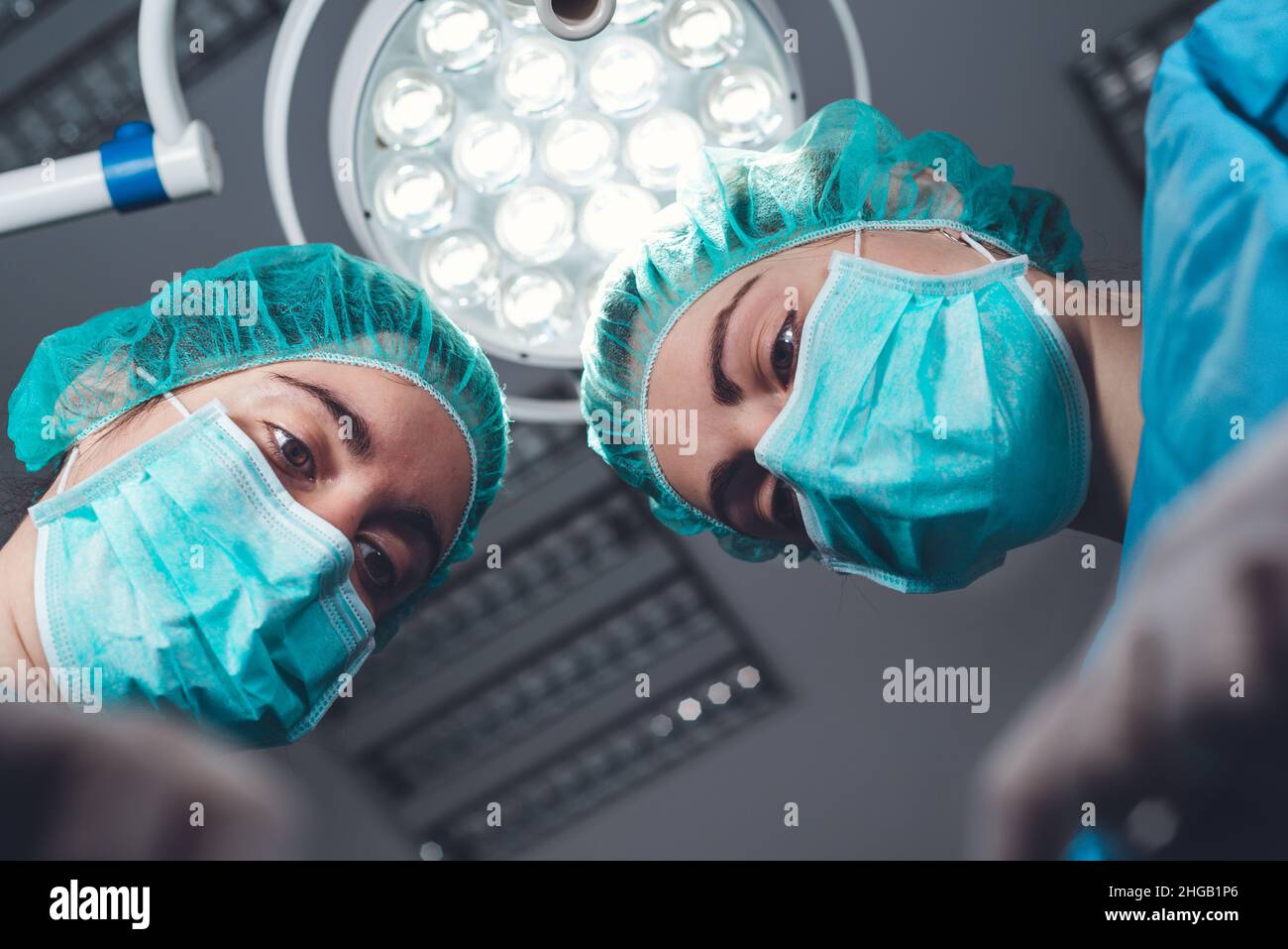 Surgeons in uniform hi-res stock photography and images - Alamy