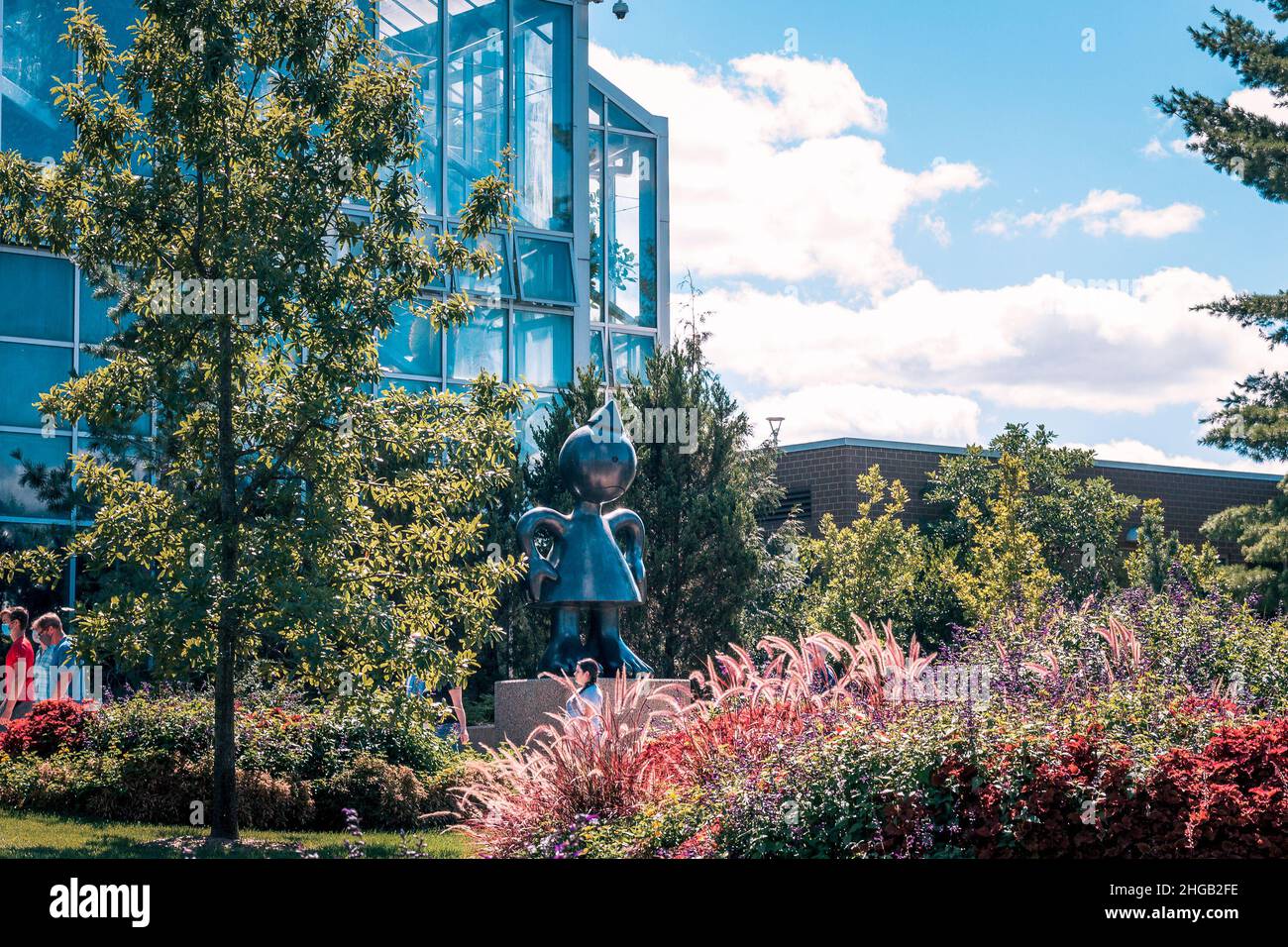 Mad Mom statue in the garden Stock Photo - Alamy