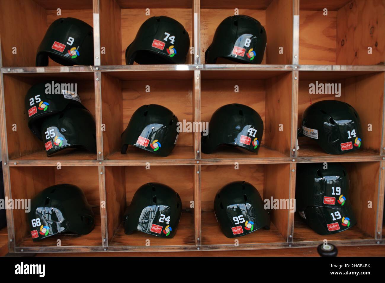 Casco beisbol hi-res stock photography and images - Alamy