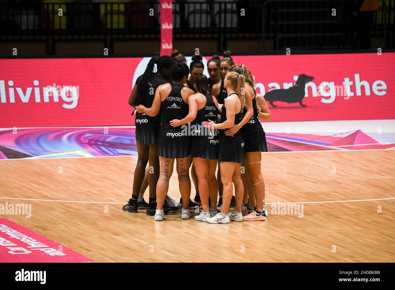 England netball team huddle hi-res stock photography and images - Alamy