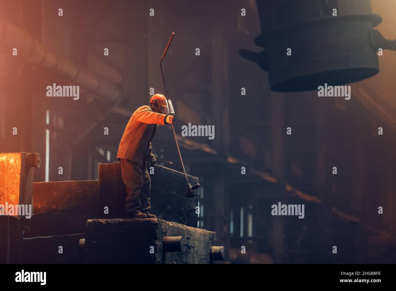 Worker pouring liquid iron hi-res stock photography and images - Alamy