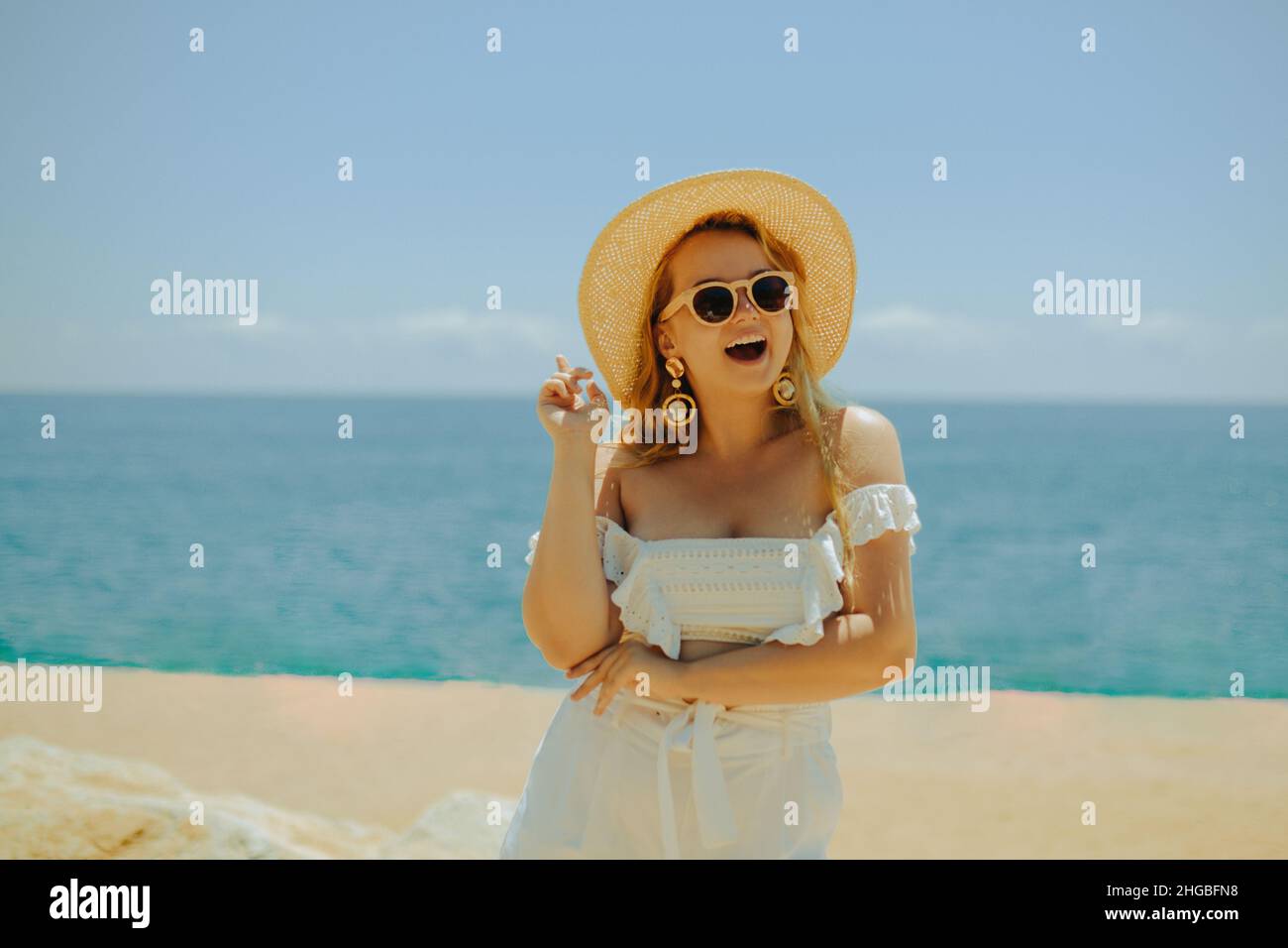 Girl wearing sun hat and glasses hi-res stock photography and images ...