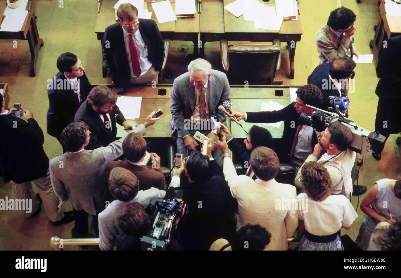 Austin, Texas USA 1989 Appropriations chairman JIM RUDD holds a press ...