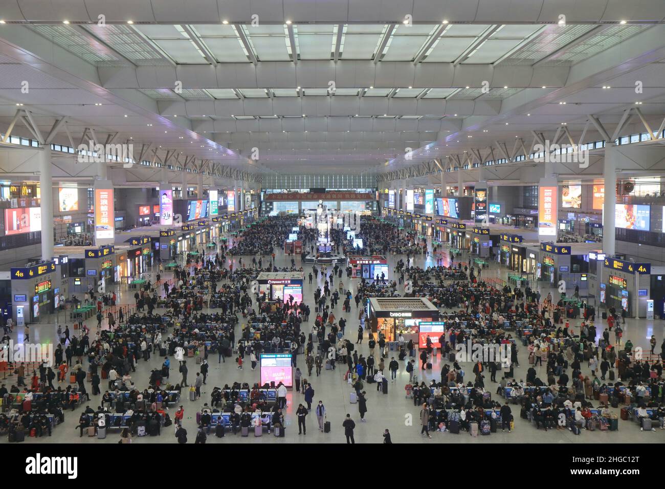 Travellers at Shanghai Hongqiao railway station during Spring Festival ...
