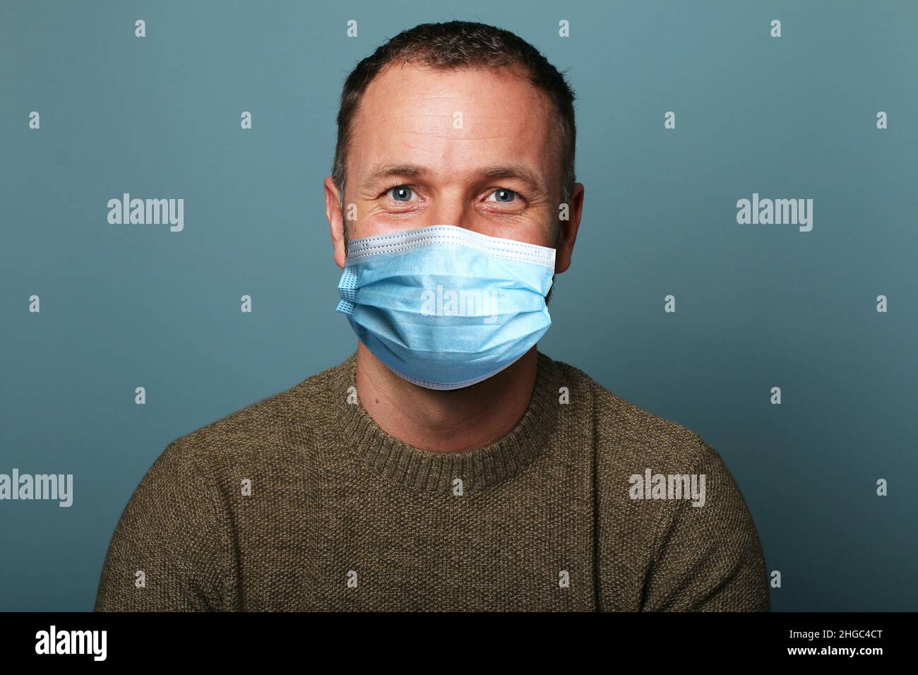 Old man wearing mask doctor hi-res stock photography and images - Alamy