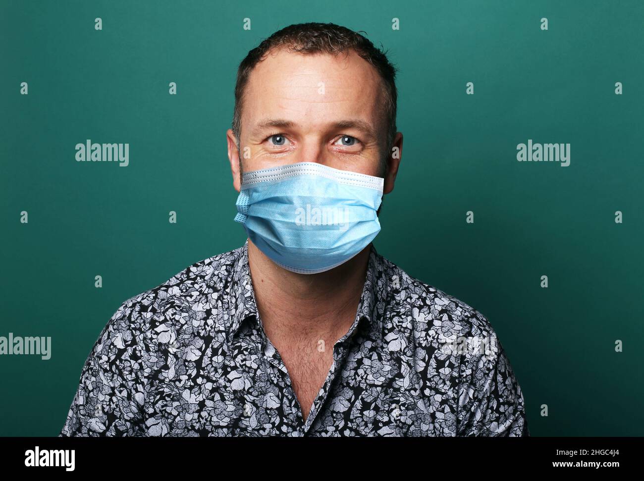 Old man wearing mask doctor hi-res stock photography and images - Alamy
