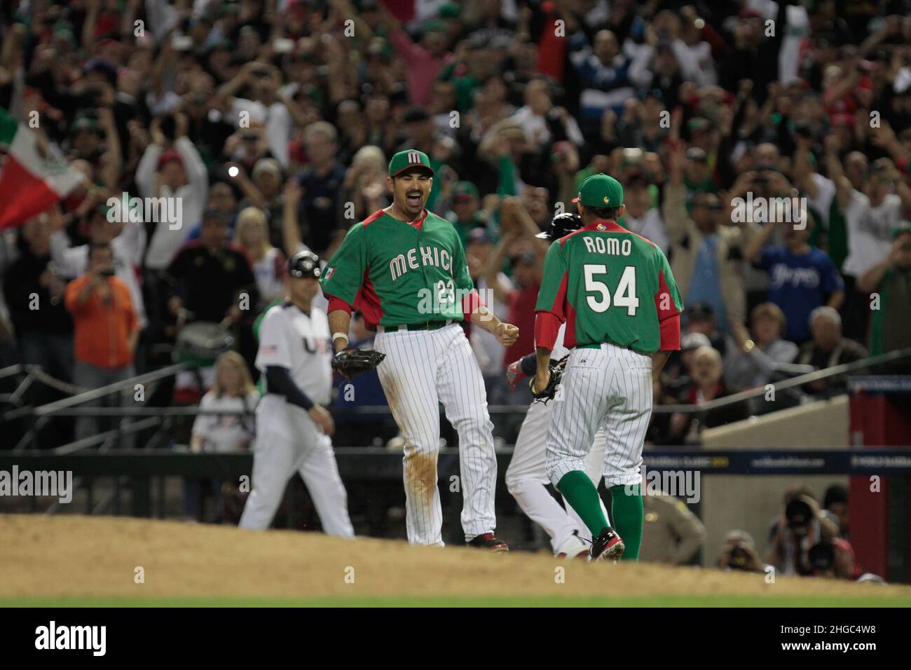 Sergio Romo and Adrian Gonzalez celebran victoria Mexico Team ...
