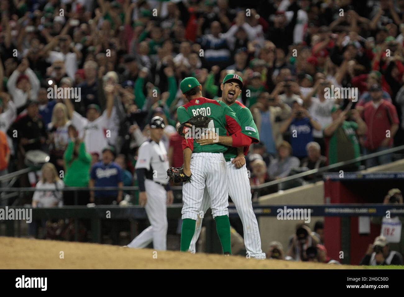 Sergio Romo and Adrian Gonzalez celebran victoria Mexico Team ...