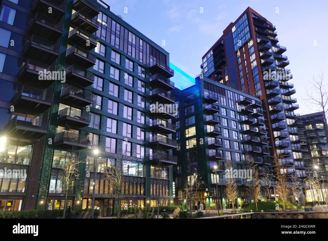 Nine elms swimming pool between buildings hi-res stock photography and ...