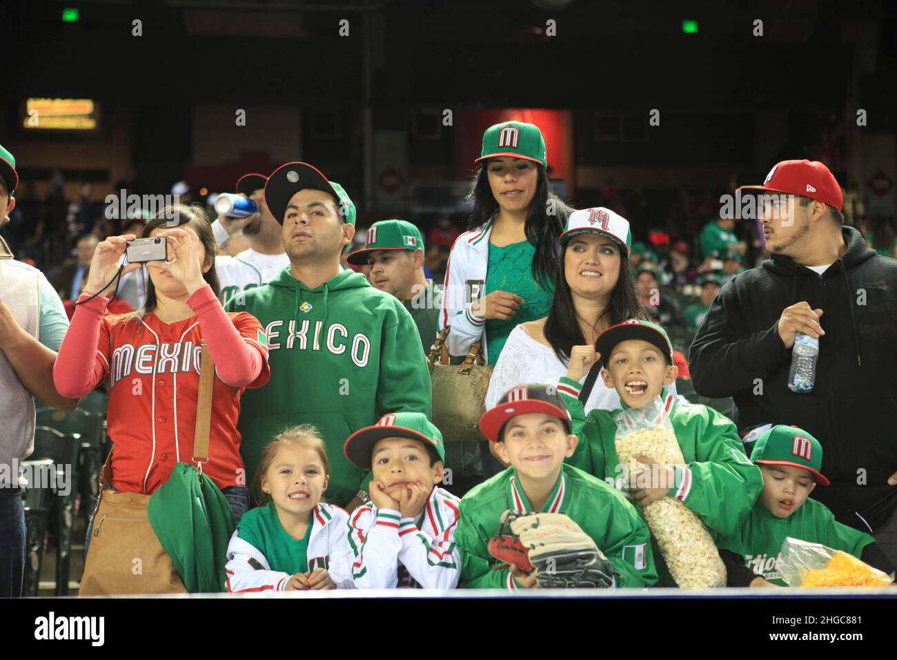 Familias mexicanas mexicanas hi-res stock photography and images - Alamy