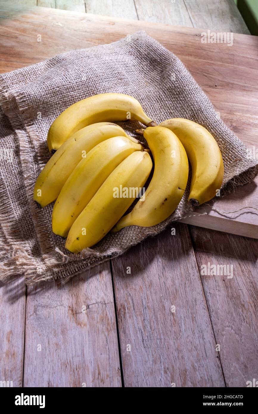 bananas, ripe naturally, on a burlap cloth for a natural effect Stock ...