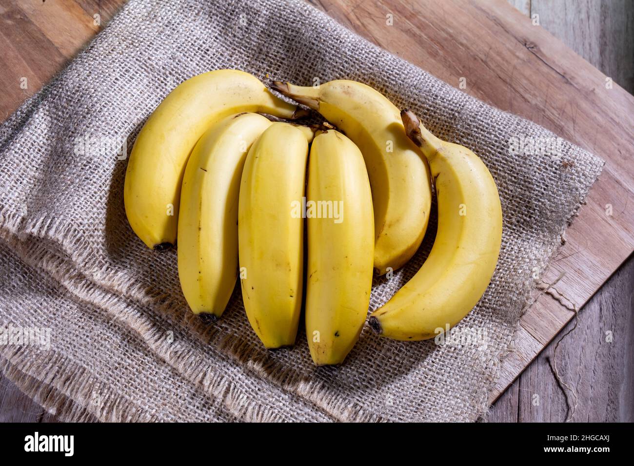 bananas, ripe naturally, on a burlap cloth for a natural effect Stock ...