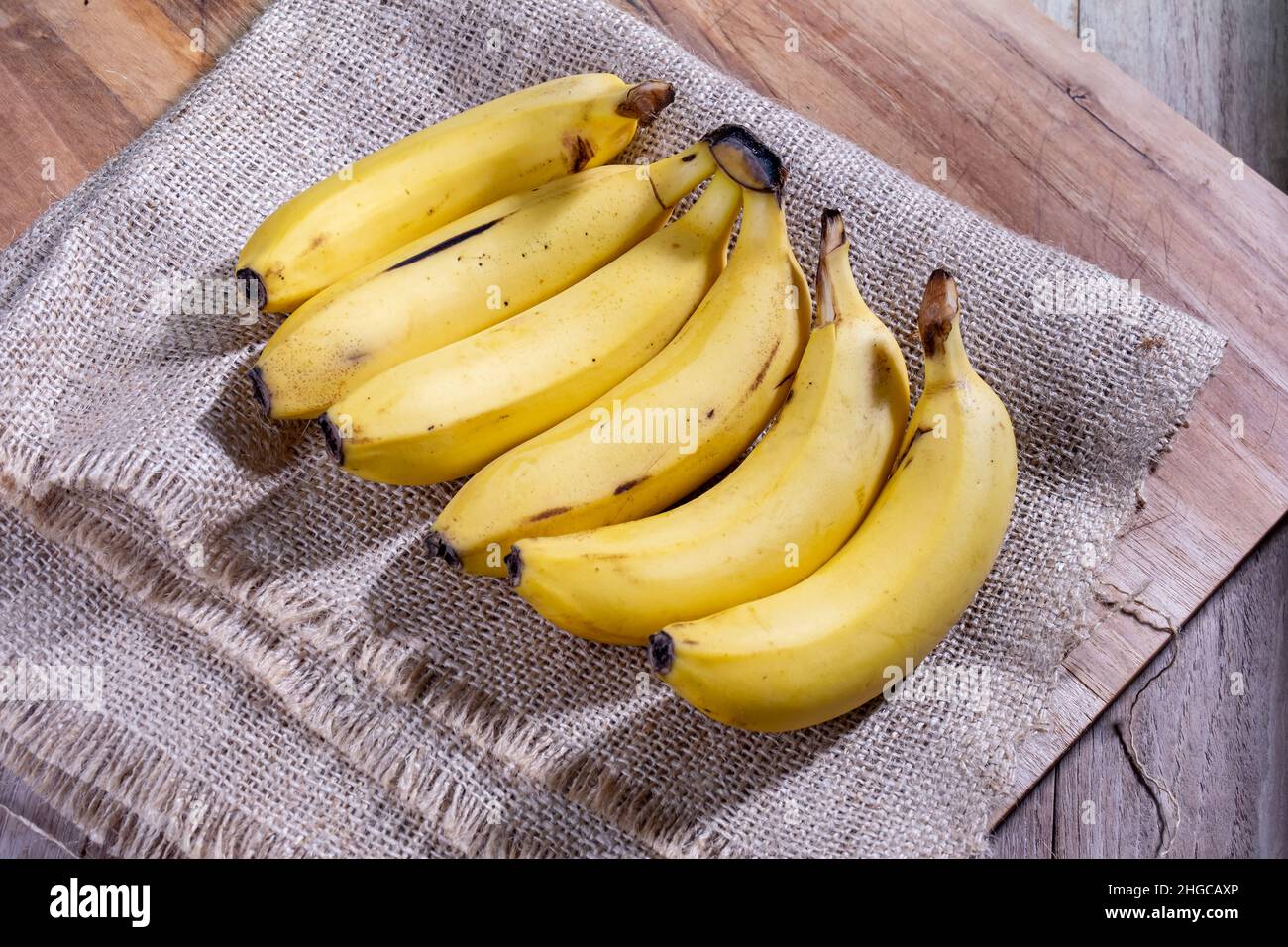 bananas, ripe naturally, on a burlap cloth for a natural effect Stock ...