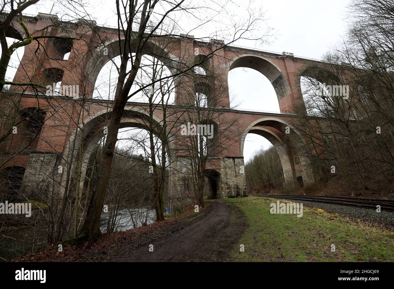 17 January 2022, Saxony, Barthmühle: The Elster Valley Bridge. Water is ...