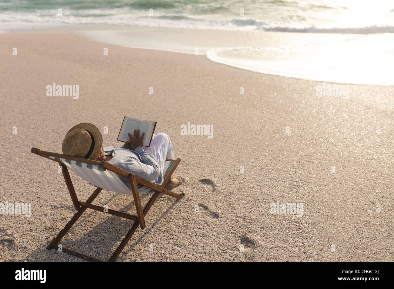 Reading on the beach chair hi-res stock photography and images - Alamy