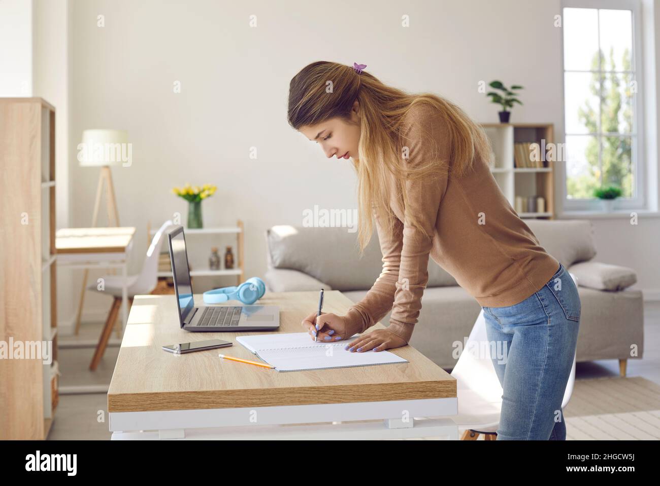 Prepare table hi-res stock photography and images - Alamy