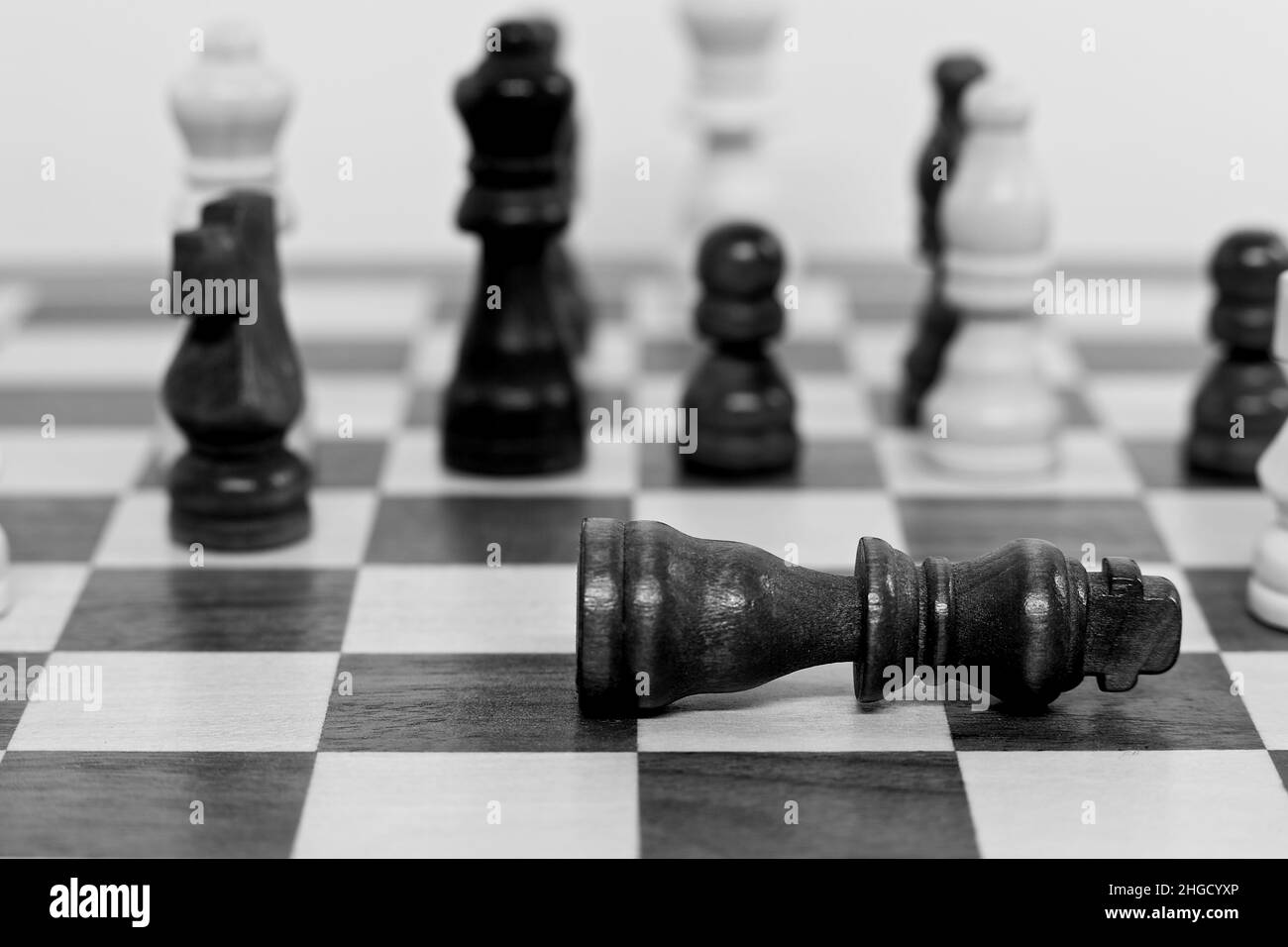 It's the end of the game for the black pieces after his defences ...