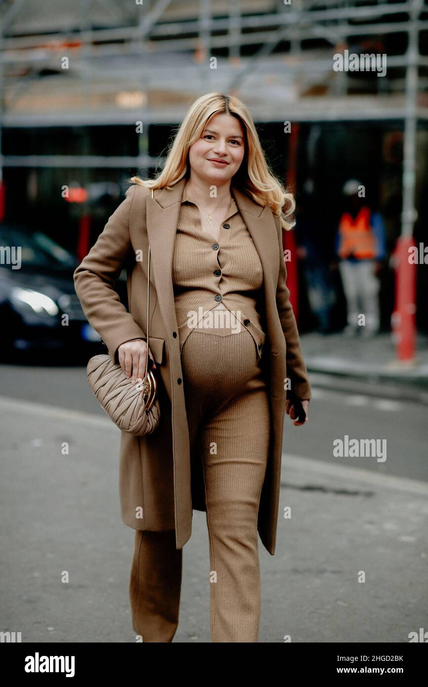 Street style, Sabina Socol arriving at Ami Fall-Winter 2022-2023 ...