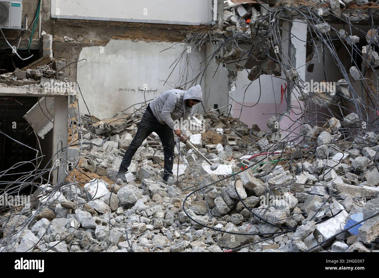 Workers work to remove the rubble destroyed building, was by airstrikes ...