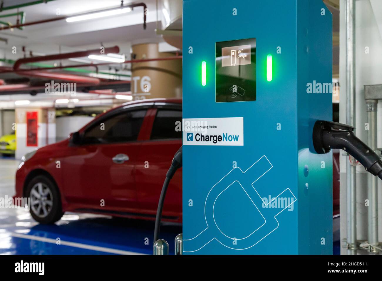 Office building vehicle charging hi-res stock photography and images ...