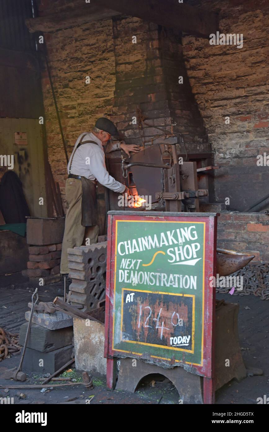 Chainmaking hi-res stock photography and images - Alamy