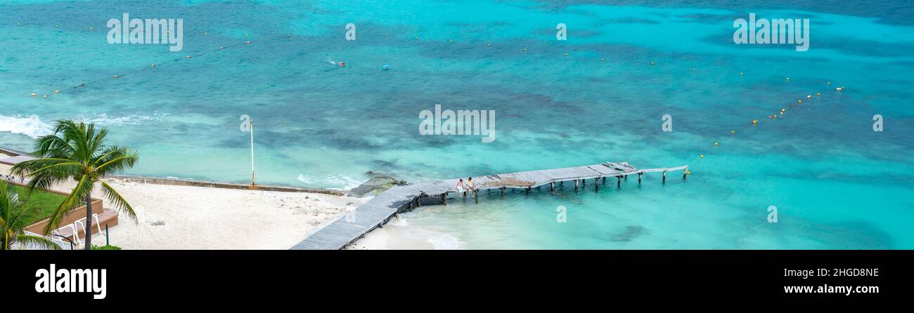 Caribbean wooden pier with turquoise aqua sea Stock Photo - Alamy