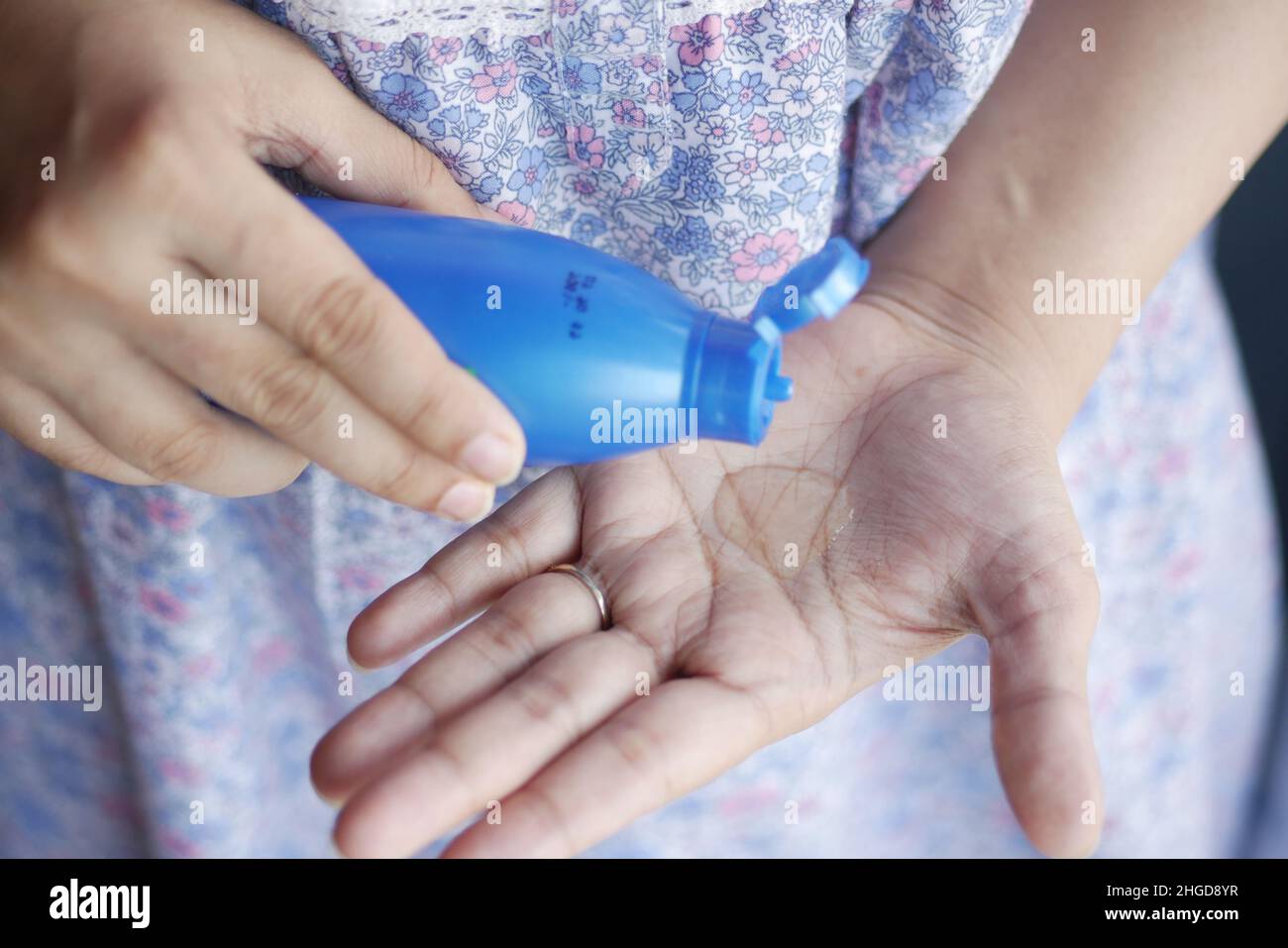 women pouring hair oil on hand close up Stock Photo - Alamy