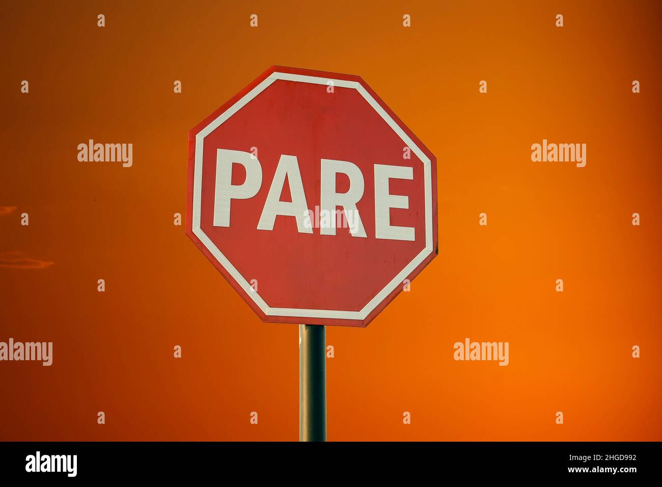 Mandatory stop sign in Brazilian Portuguese PARE Stock Photo - Alamy