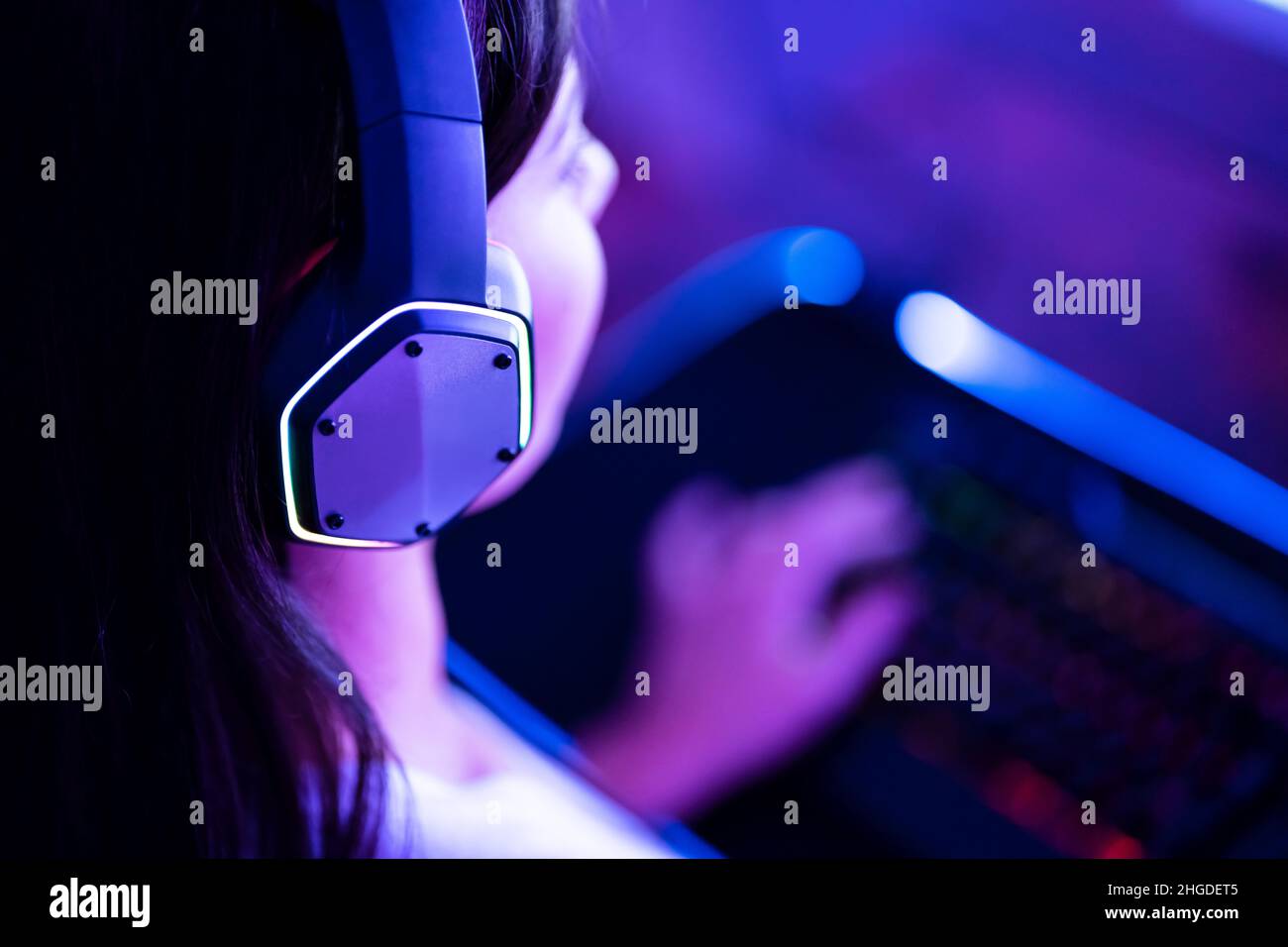 Girl gamer esport hi-res stock photography and images - Alamy