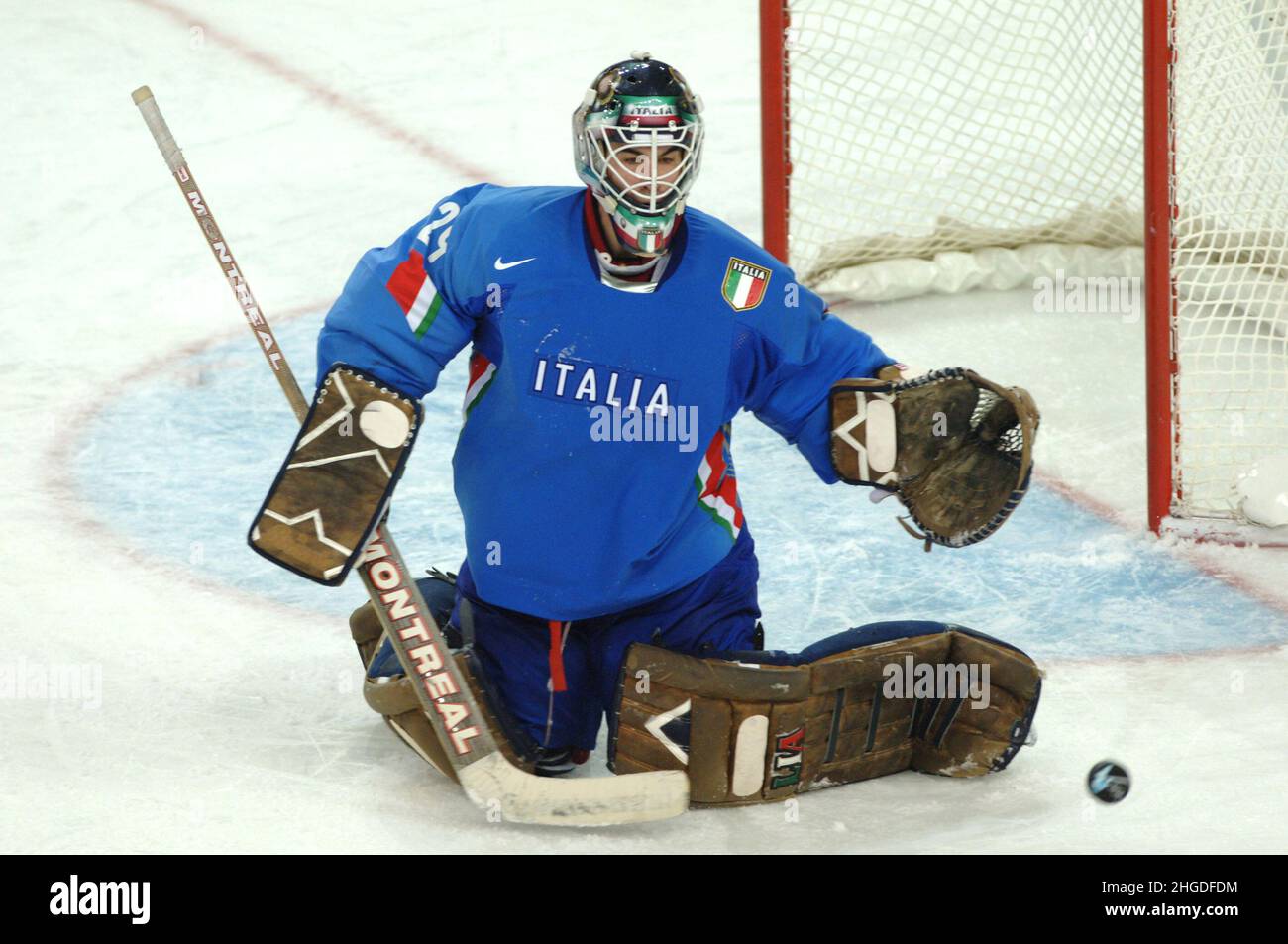 Italian hockey goalkeeper muzzatti jason hi-res stock photography and ...