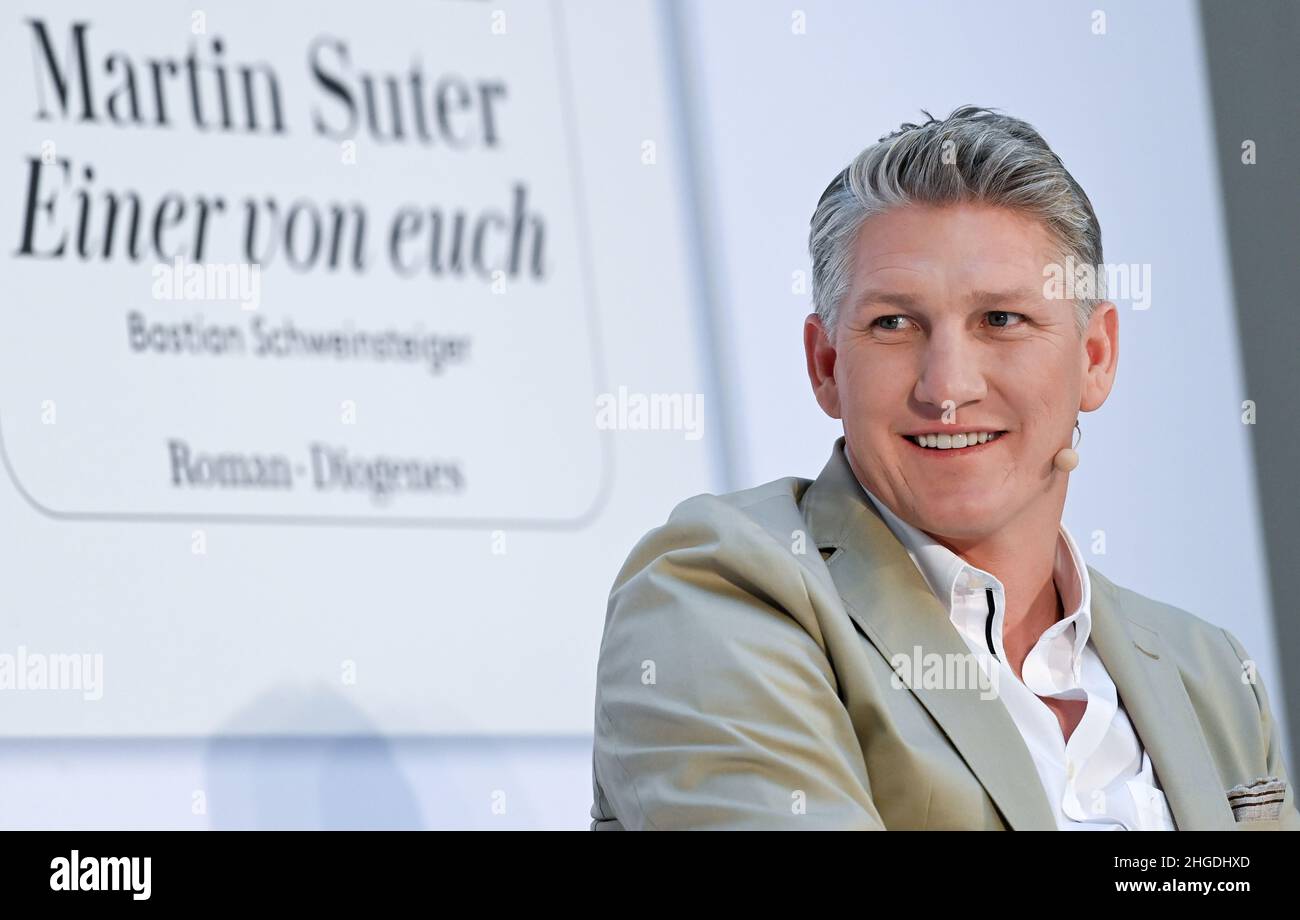 Berlin, Germany. 20th Jan, 2022. Bastian Schweinsteiger presents the ...