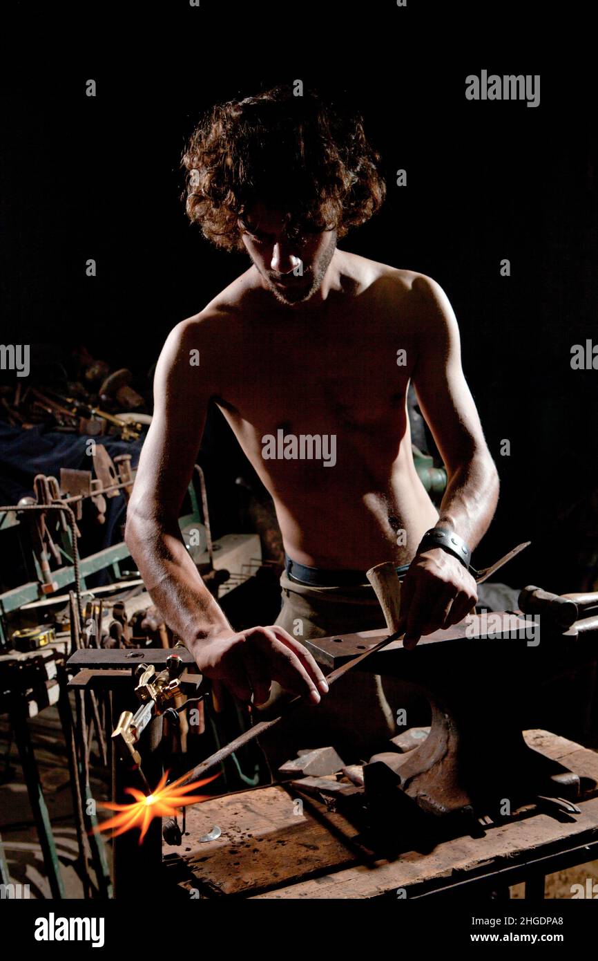 Handicrafts workshop hi-res stock photography and images - Alamy