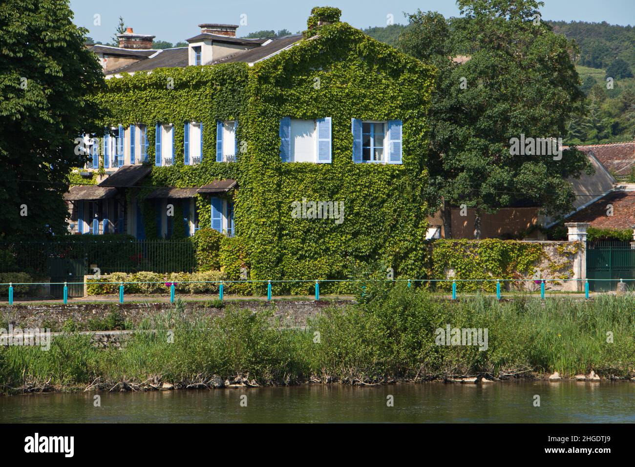 Nivernais canal yonne river france hi-res stock photography and images ...