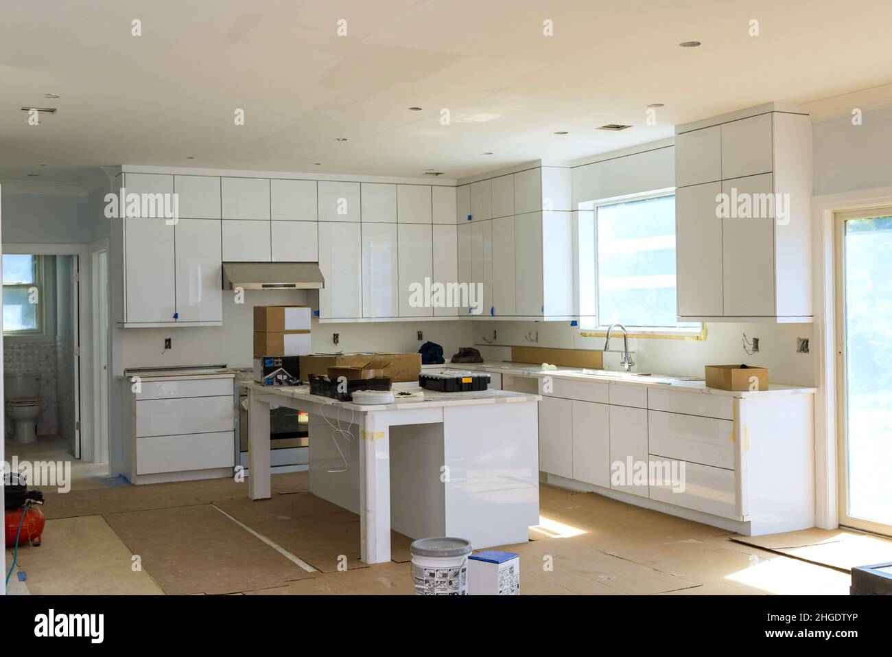 Installing new kitchen cabinets hi-res stock photography and images - Alamy