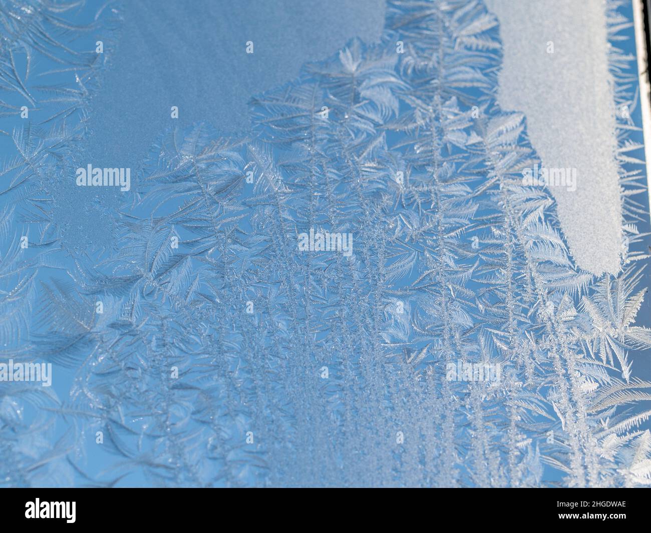Frost crystal patterns on window pane Stock Photo - Alamy