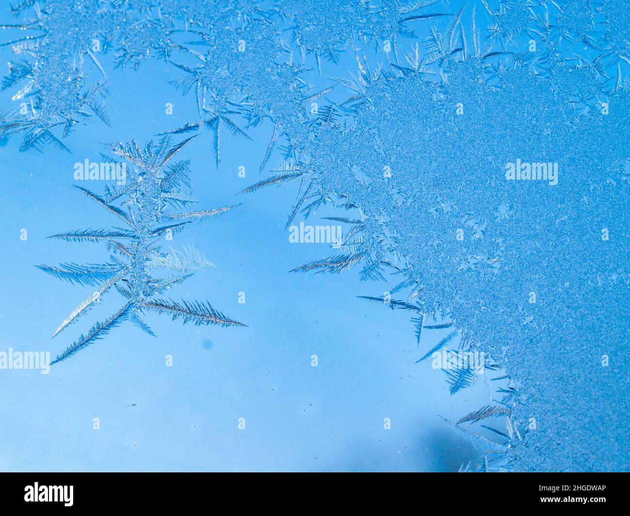Frost crystal patterns on window pane Stock Photo - Alamy