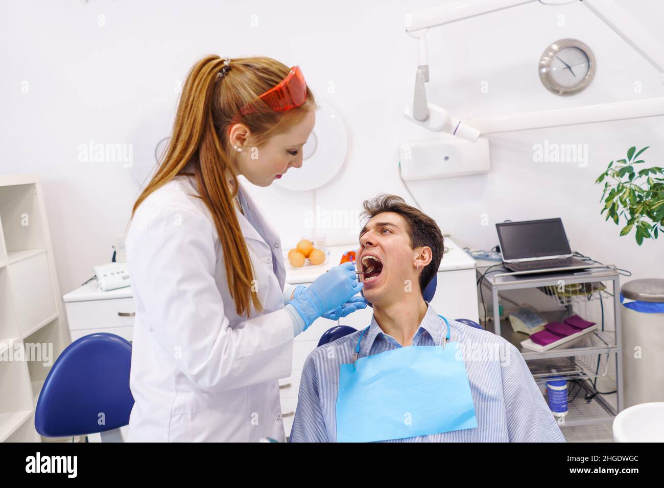 Dentist procedure client hi-res stock photography and images - Alamy