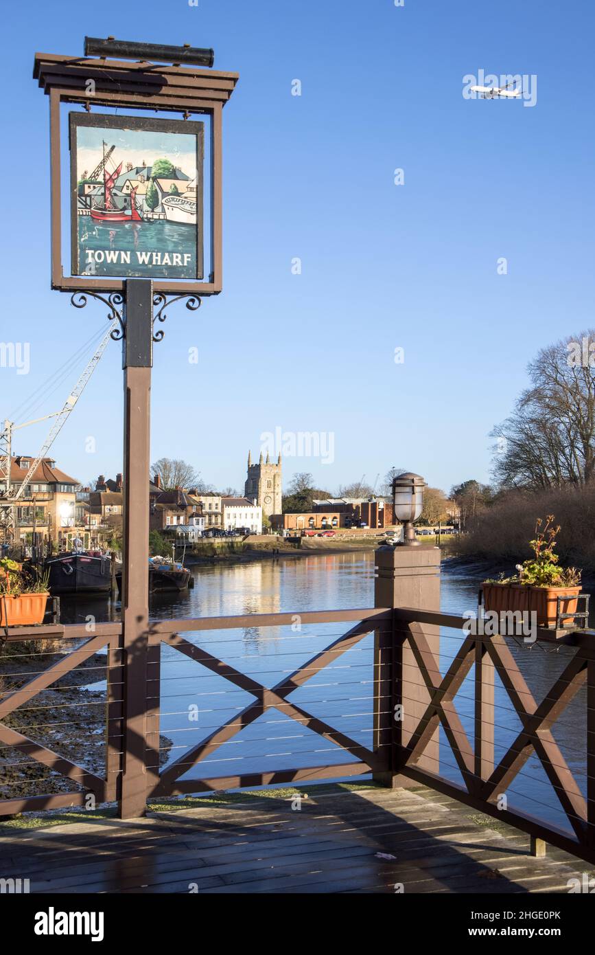 the town wharf pub on the river thames at old isleworth in the london ...