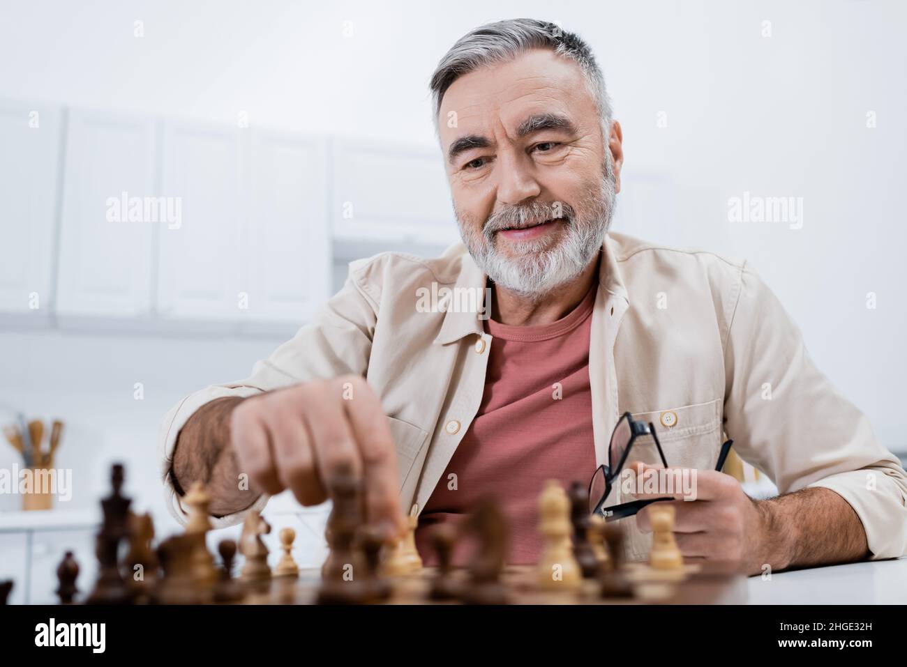 Man sit chess hi-res stock photography and images - Alamy