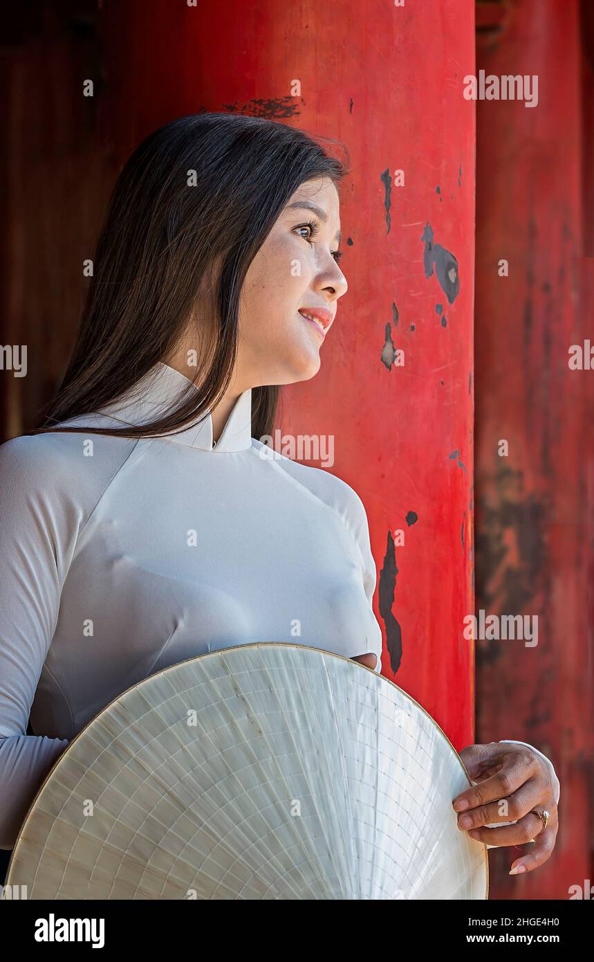 Vietnamese Girl Traditionally Dressed Stock Photo - Alamy