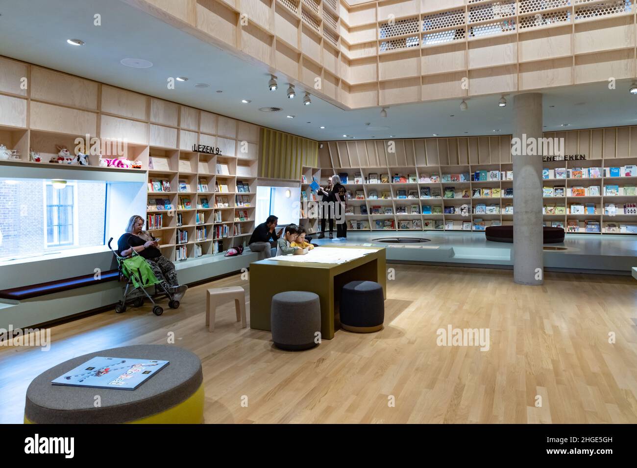 Modern library kids hi-res stock photography and images - Alamy