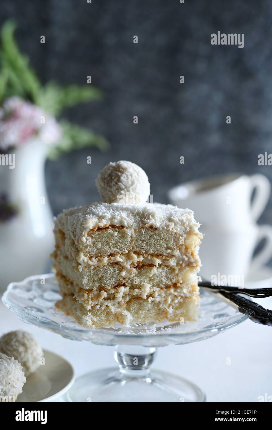 Torta raffaello hi-res stock photography and images - Alamy