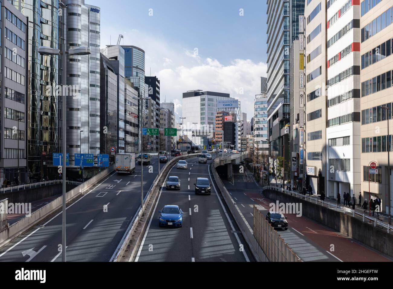 Tokyo, Japan. 13th Jan, 2022. Cars drive on Tokyo's high speed road ...