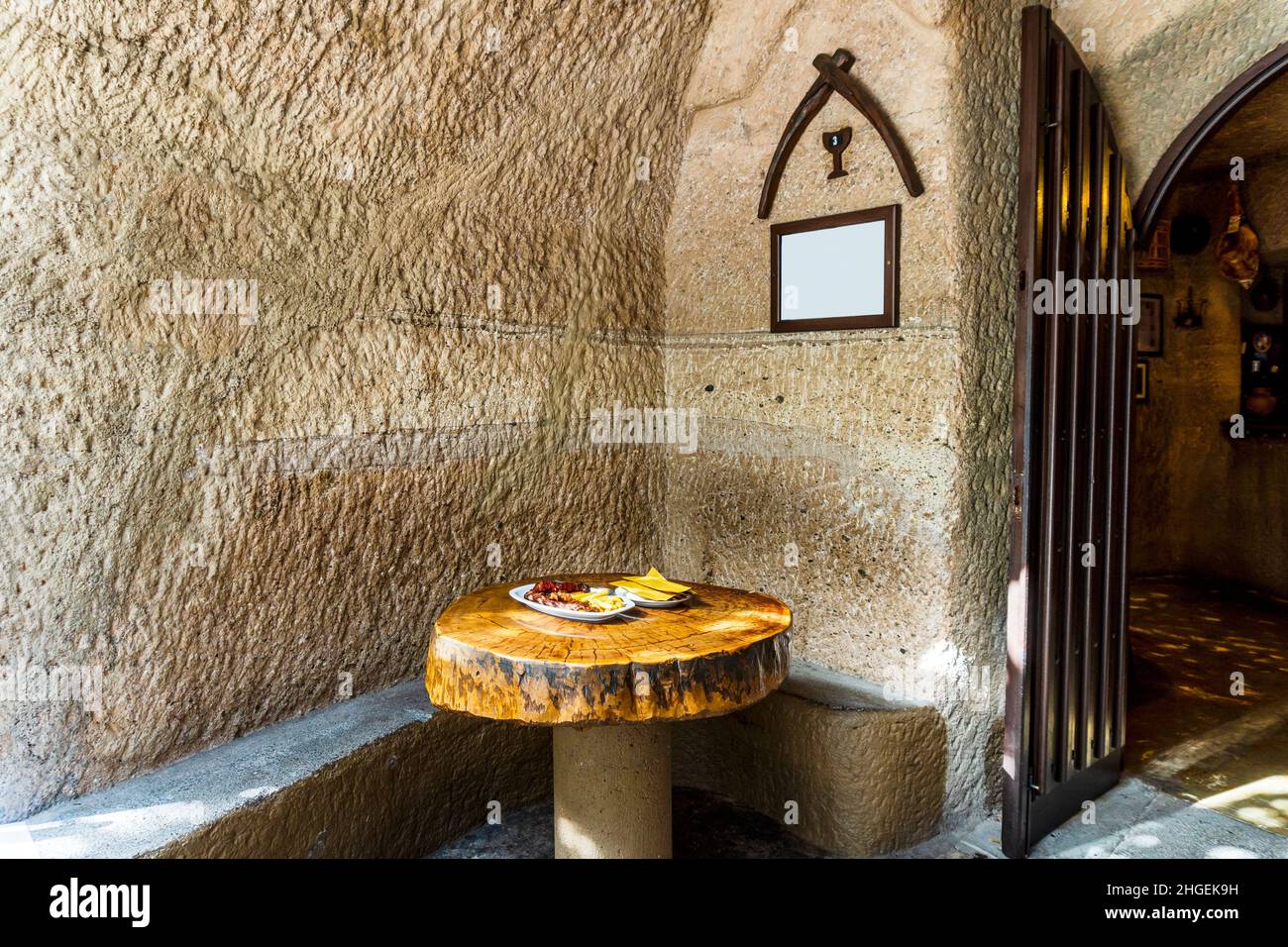 Cave restaurant hi-res stock photography and images - Alamy