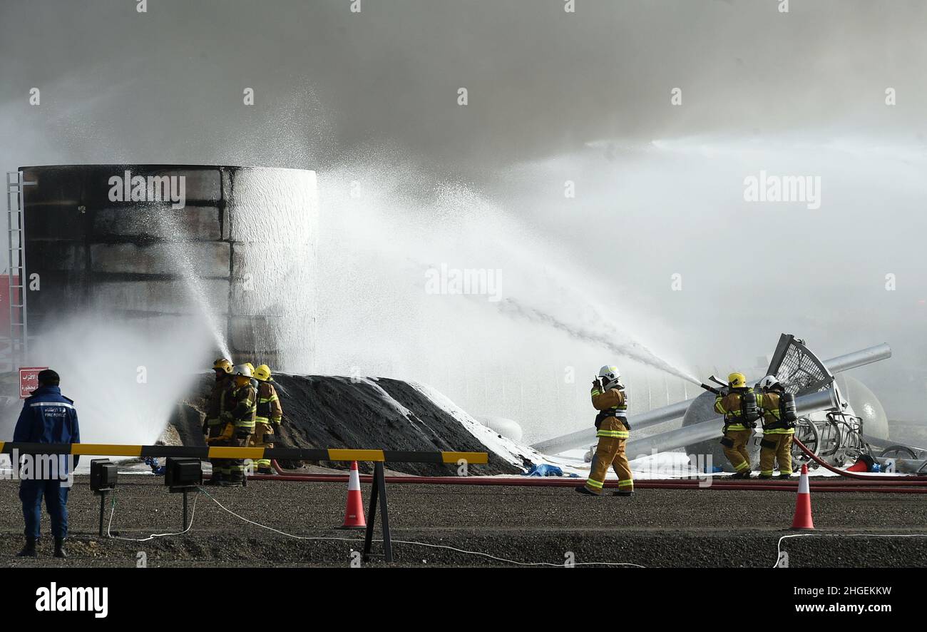 (220120) -- AHMADI (KUWAIT), Jan. 20, 2022 (Xinhua) -- Firefighters try ...