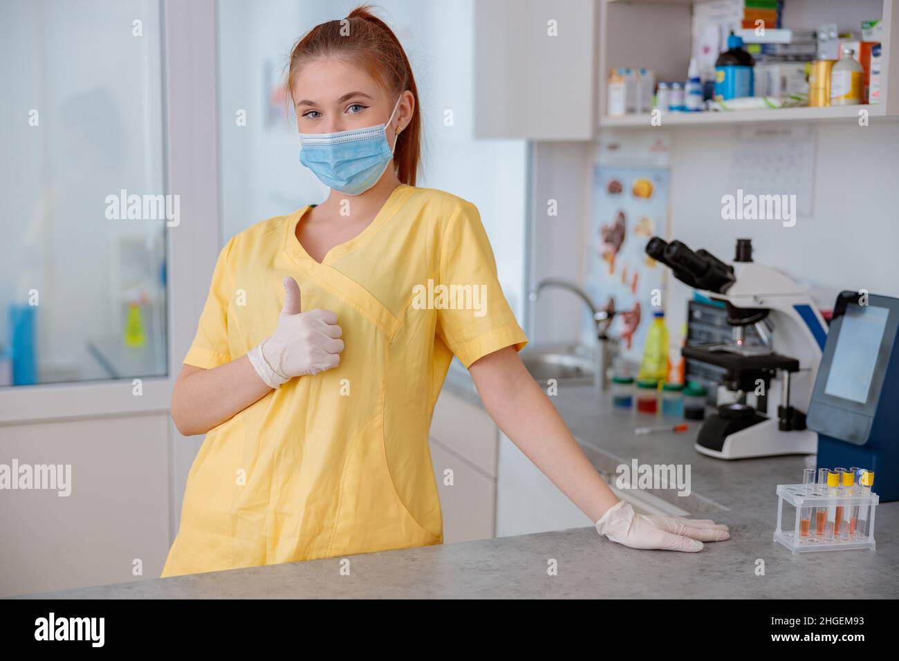 Female veterinarian assistant hi-res stock photography and images - Alamy