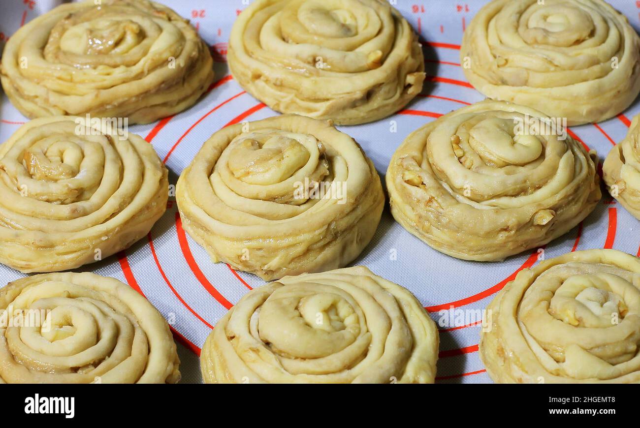 Tahinli çörek - sweet buns with tahini (sesame paste). National Turkish ...