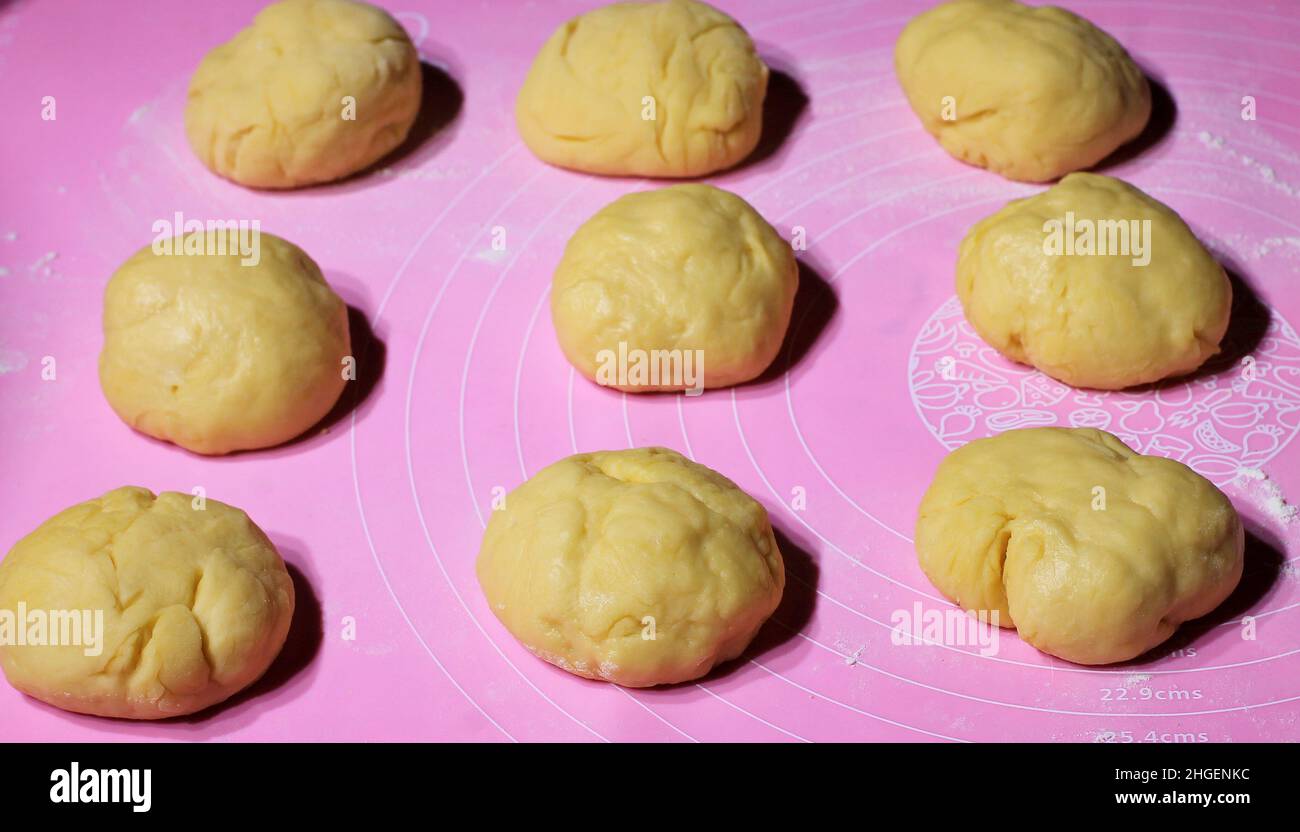 Tahinli çörek - sweet buns with tahini (sesame paste). National Turkish ...