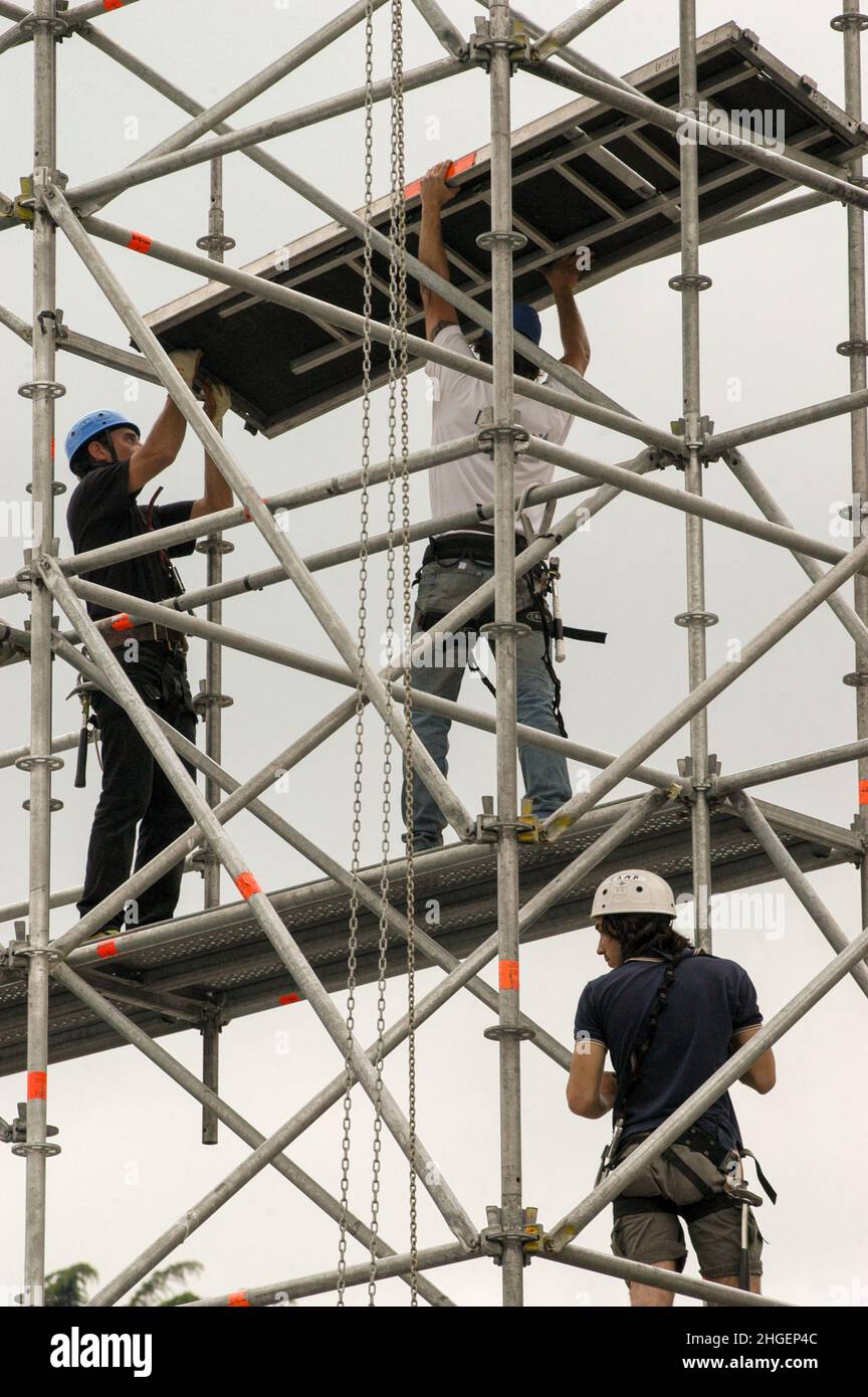 Rome, Italy 30/05/2004: workers on scaffolding build the stage for the ...