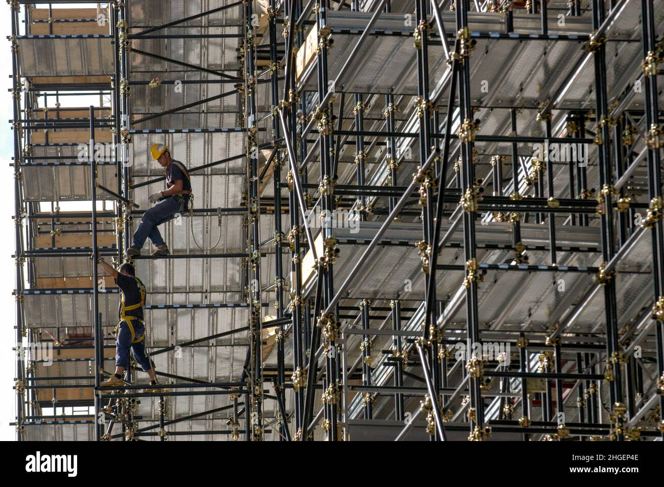 Rome, Italy 30/09/2005: workers assemble the scaffolding on the facade ...
